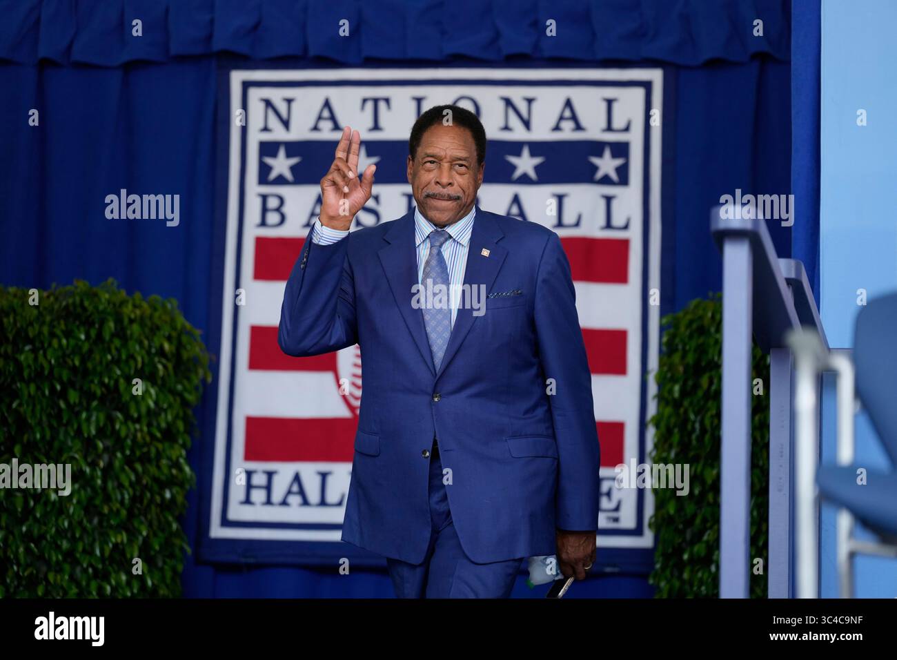 Hall of Famer Dave Winfield arrives on stage for the National Baseball ...