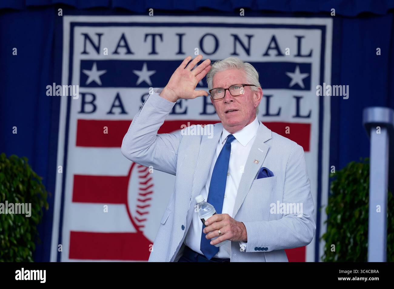 Hall of Famer Mike Schmidt arrives on stage for the National Baseball ...