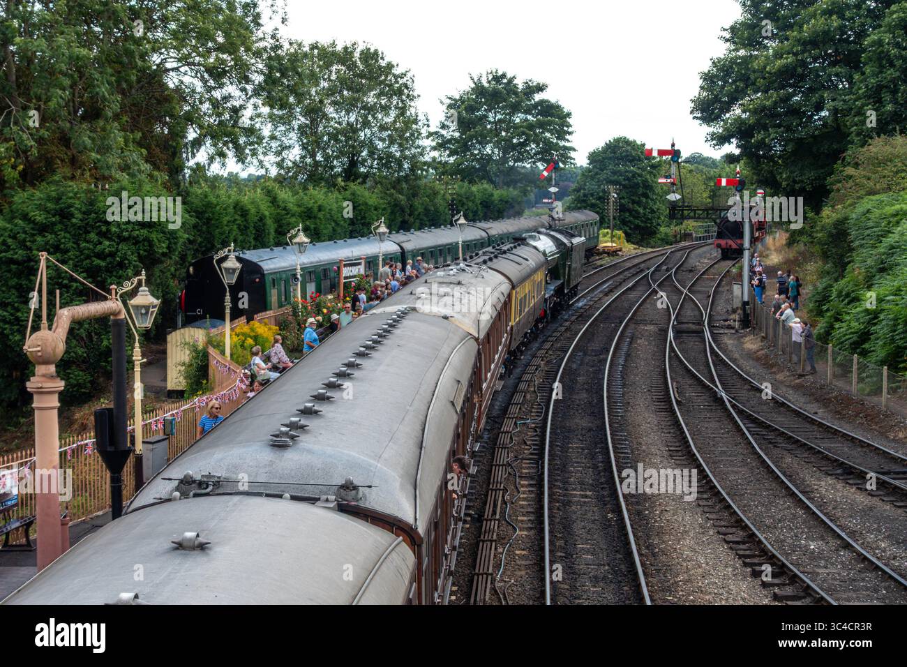 A train pulled by Flying Scotsman ready to leave Bridgnorth Station on ...