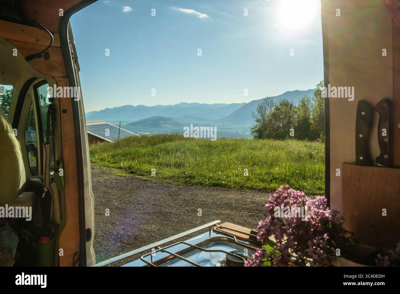 Blick aus einem Wohnmobil in die Schweizer Berglandschaft. Buchs, St ...