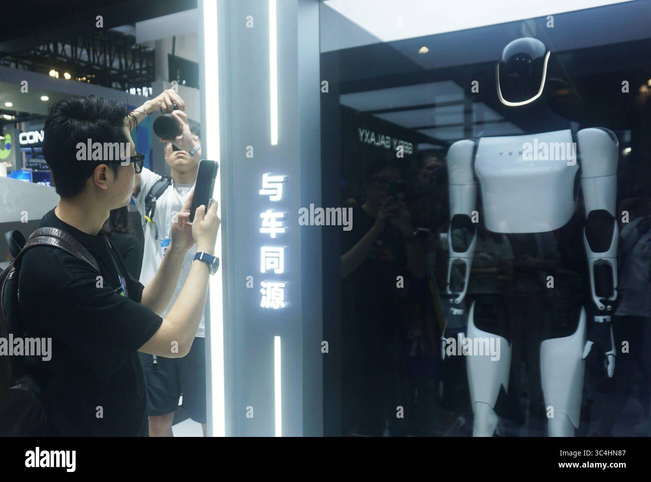 SHANGHAI, CHINA - JULY 28, 2025 - Visitors visit Tesla's humanoid robot ...