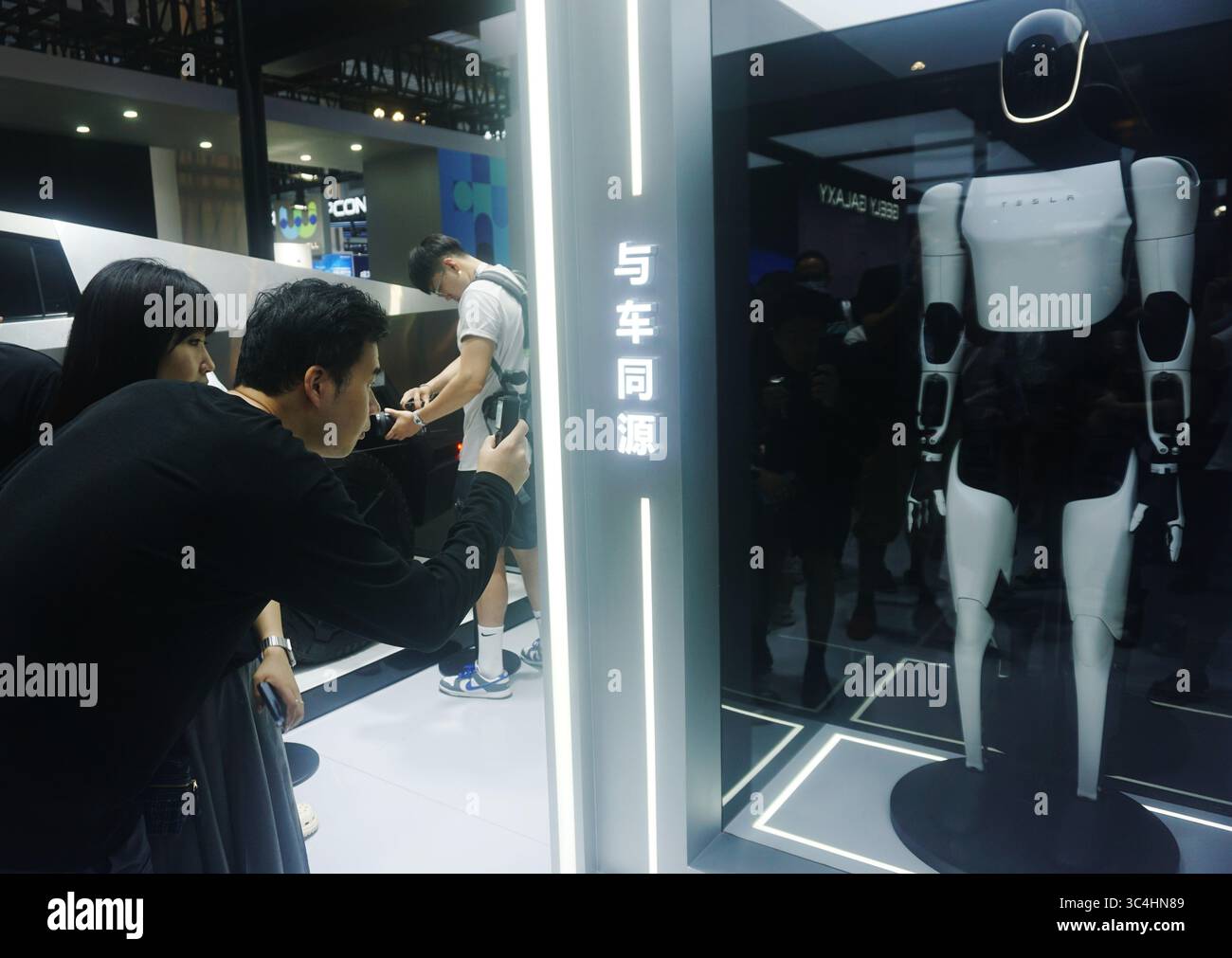 SHANGHAI, CHINA - JULY 28, 2025 - Visitors visit Tesla's humanoid robot ...