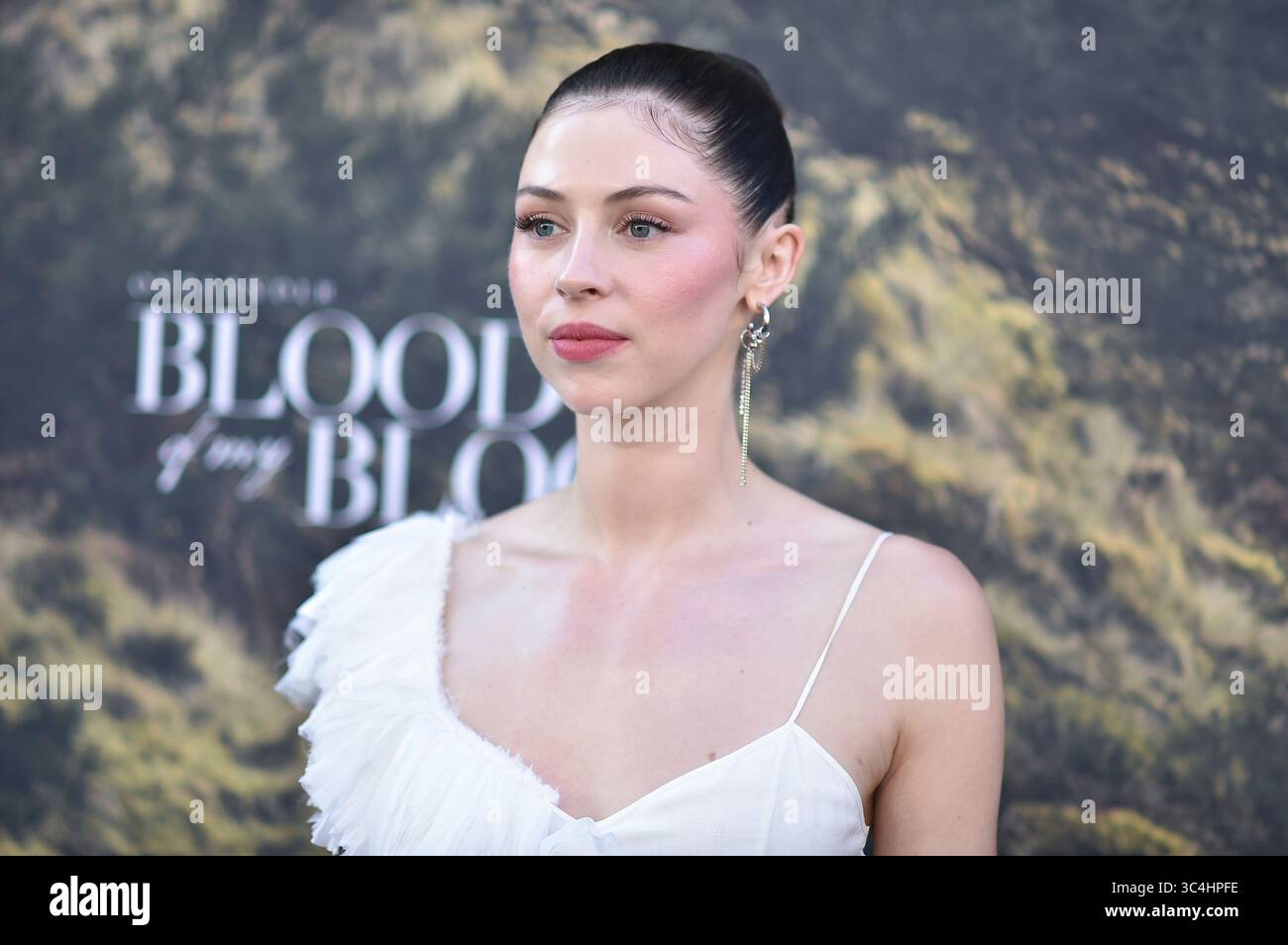 Hermione Corfield arrives at the premiere of premiere of "Outlander ...