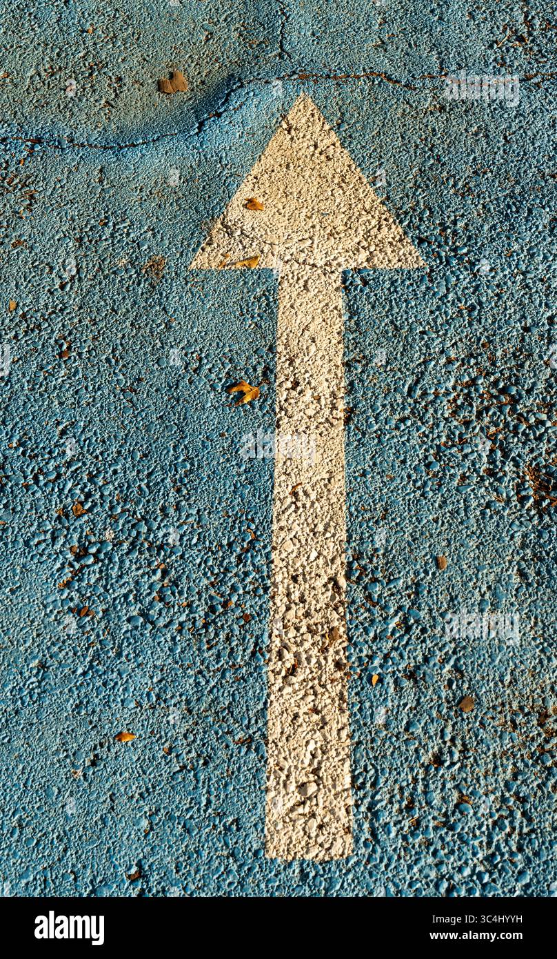 White arrow broken path hi-res stock photography and images - Alamy
