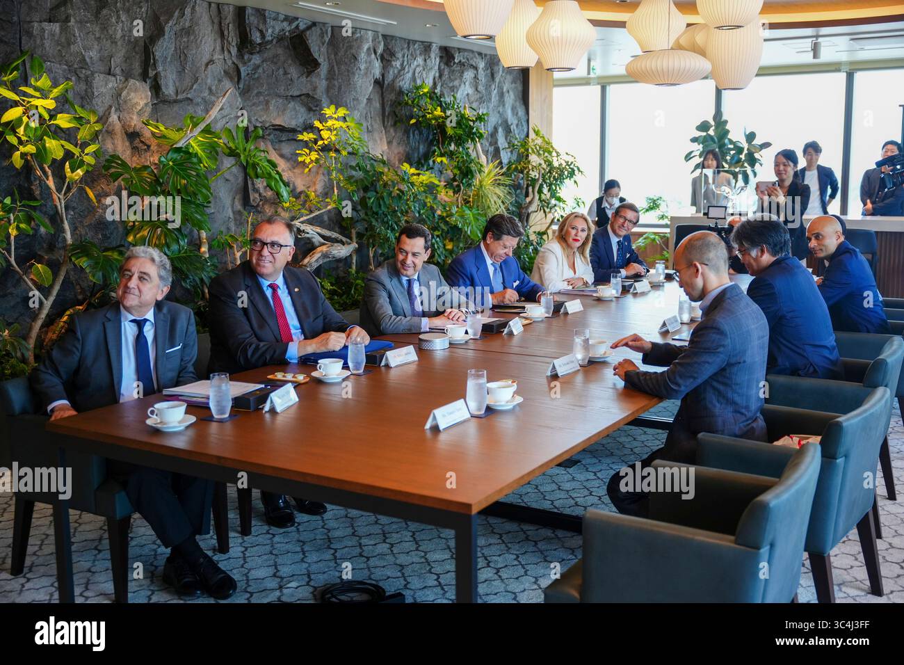 The president of the Junta de Andalucía, Juanma Moreno, with Fujitsu ...