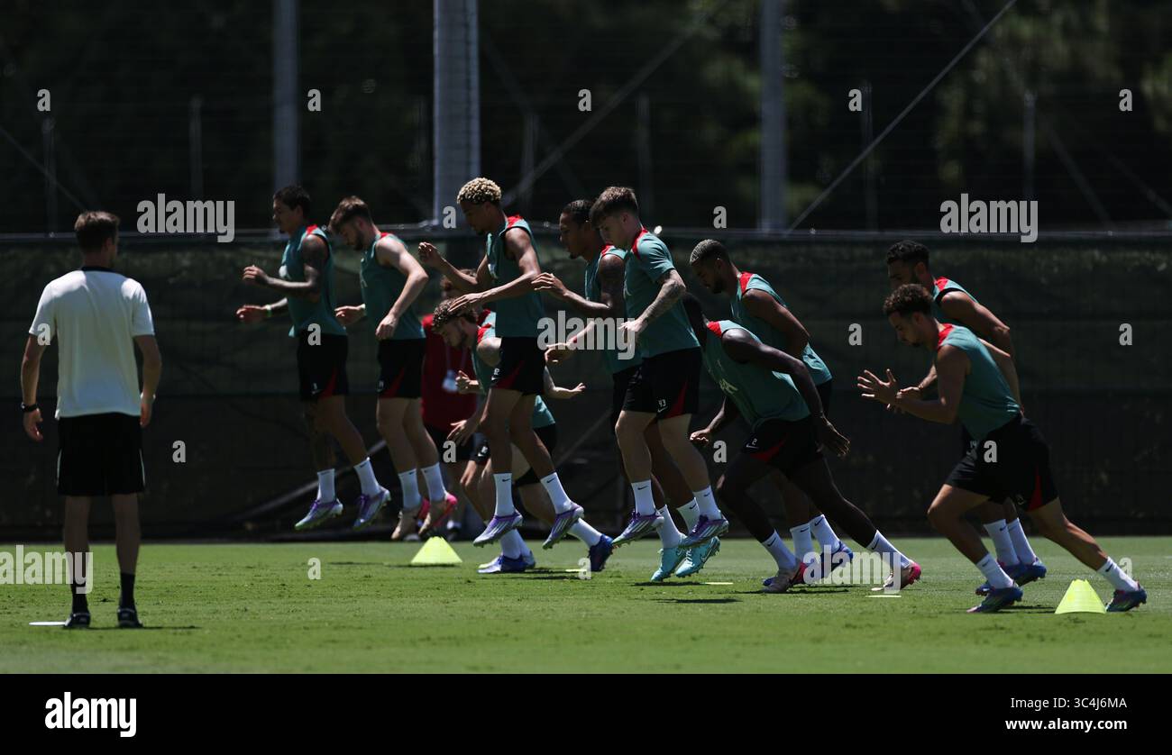 (250729) -- CHIBA, July 29, 2025 (Xinhua) -- Liverpool's players attend ...