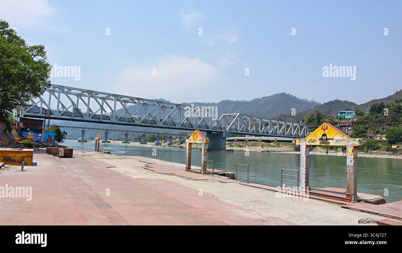 Newly constructed bridge overlooking the ghat in Srinagar, Uttarakhand ...