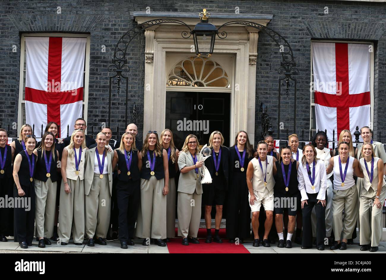 Lionesses england football trophy hi-res stock photography and images ...
