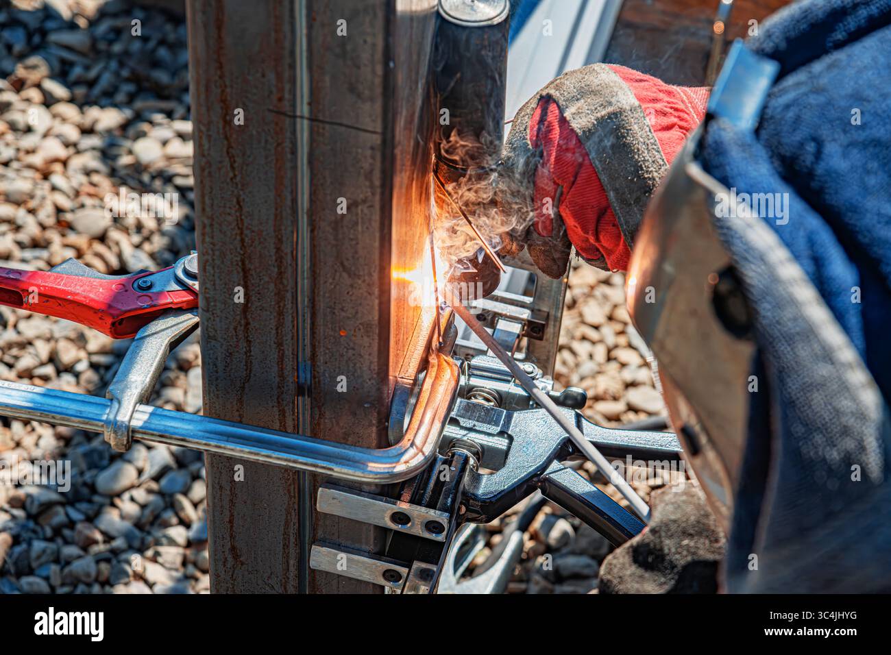 Welding work process bright sparks hi-res stock photography and images ...