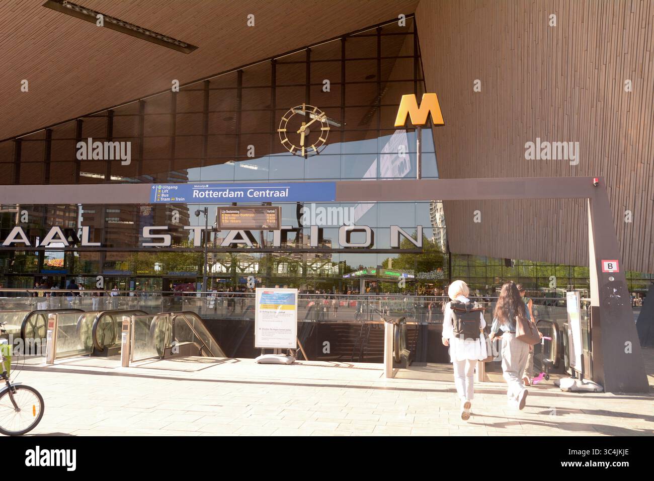 Access to the Metro system at Rotterdam Centraal station - transport ...