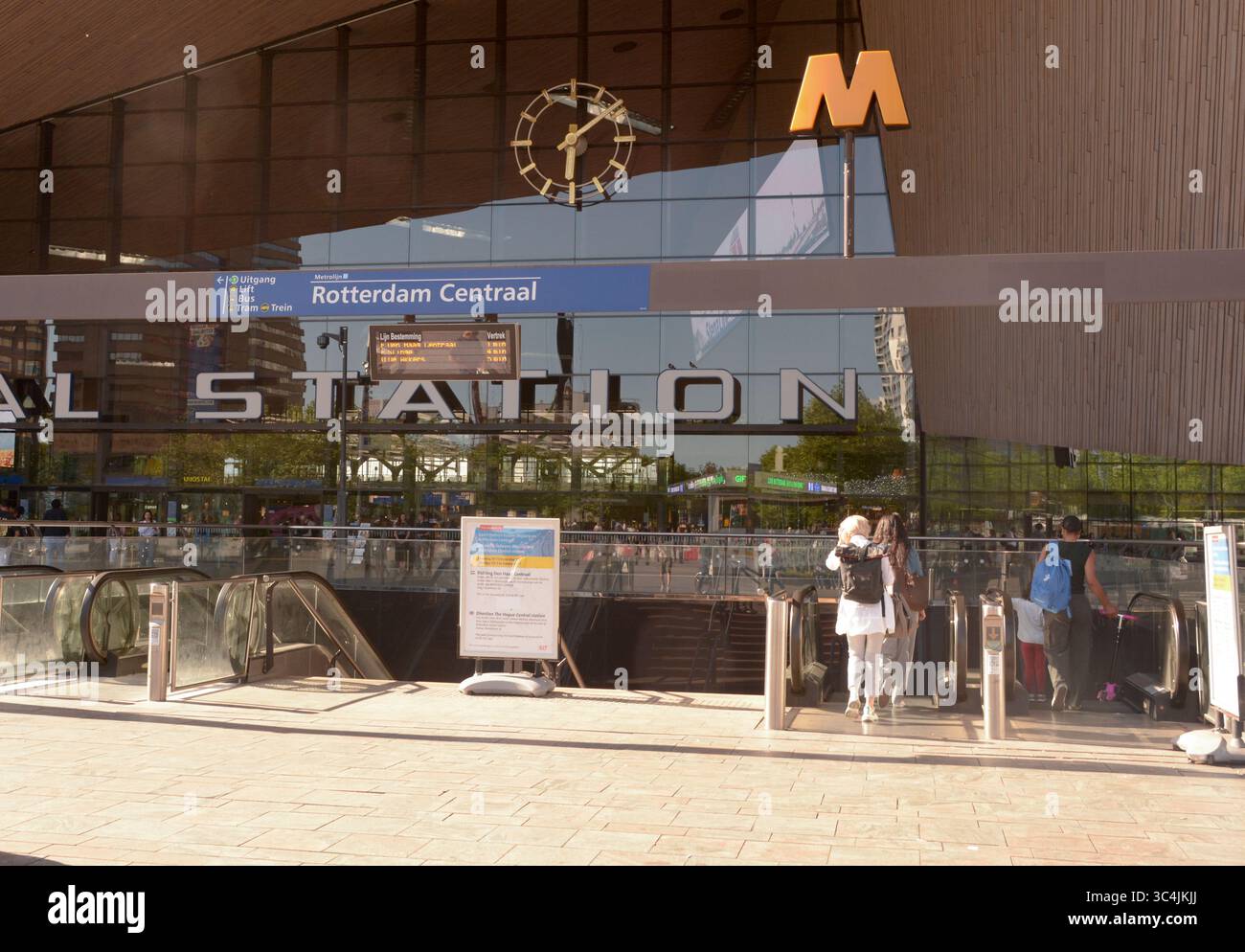 Access to the Metro system at Rotterdam Centraal station - transport ...