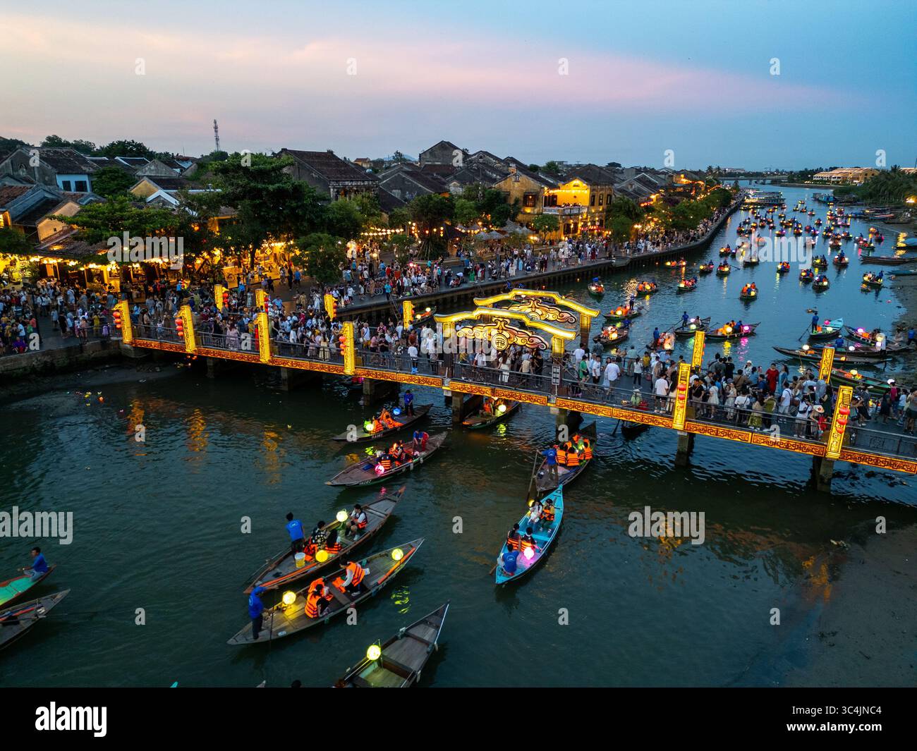 Lights on bridges boats hi-res stock photography and images - Alamy