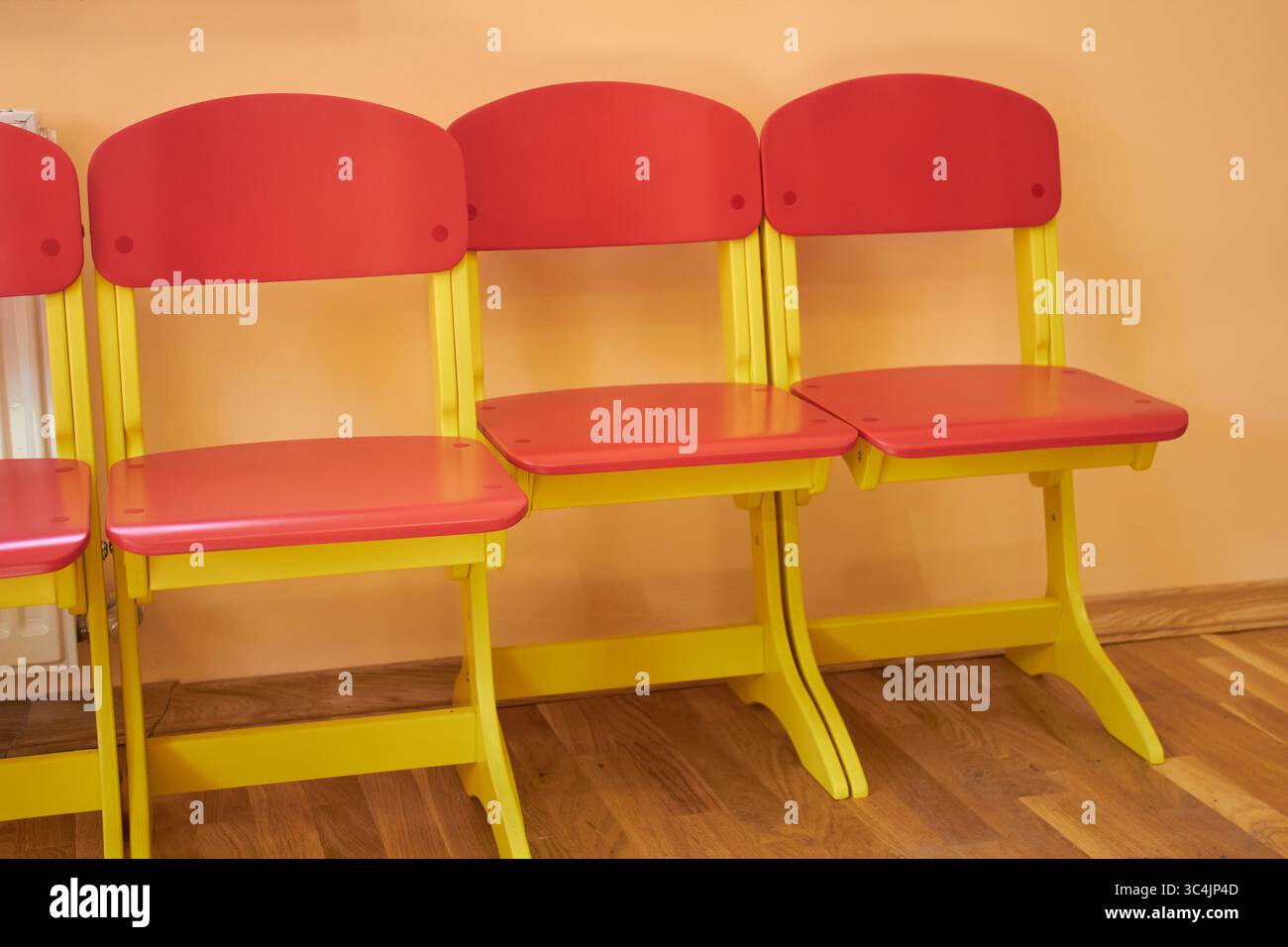 Yellow wall empty room hi-res stock photography and images - Alamy