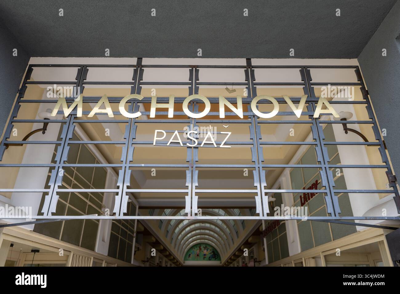 The townhouse with shoppping mall was realised in 1924 in art deco ...