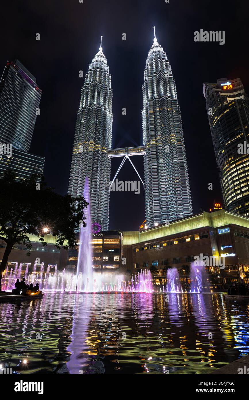 Kuala Lumpur, Malaysia 18 11 2024 Night view of the KLCC fountain ...