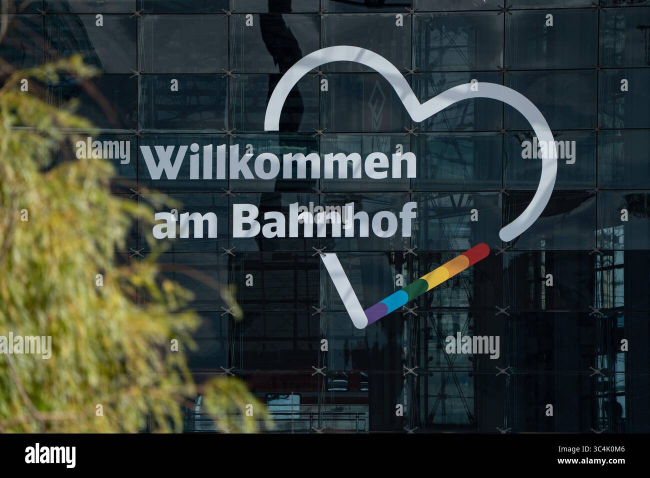Willkommen am Bahnhof Schriftzug mit Regenbogensymbol anlässlich der ...
