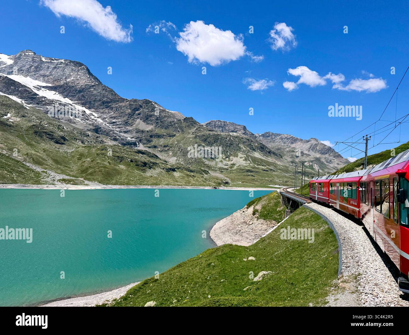Bernina Express fährt am Lago Bianco entlang, Bernina Pass, Schweiz ...