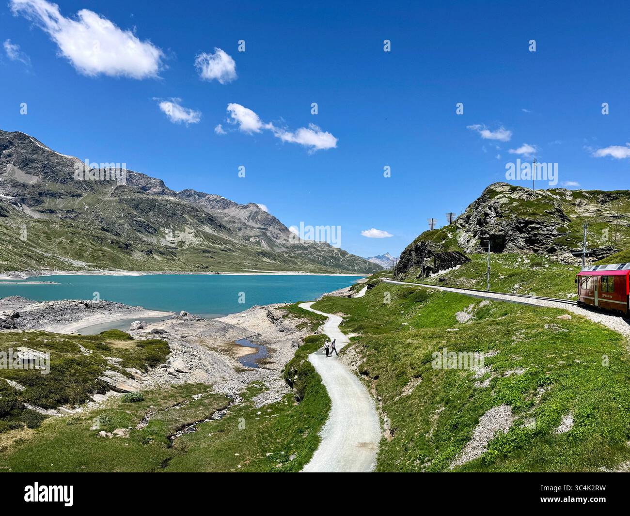 Bernina Express fährt am Lago Bianco entlang, Bernina Pass, Schweiz ...