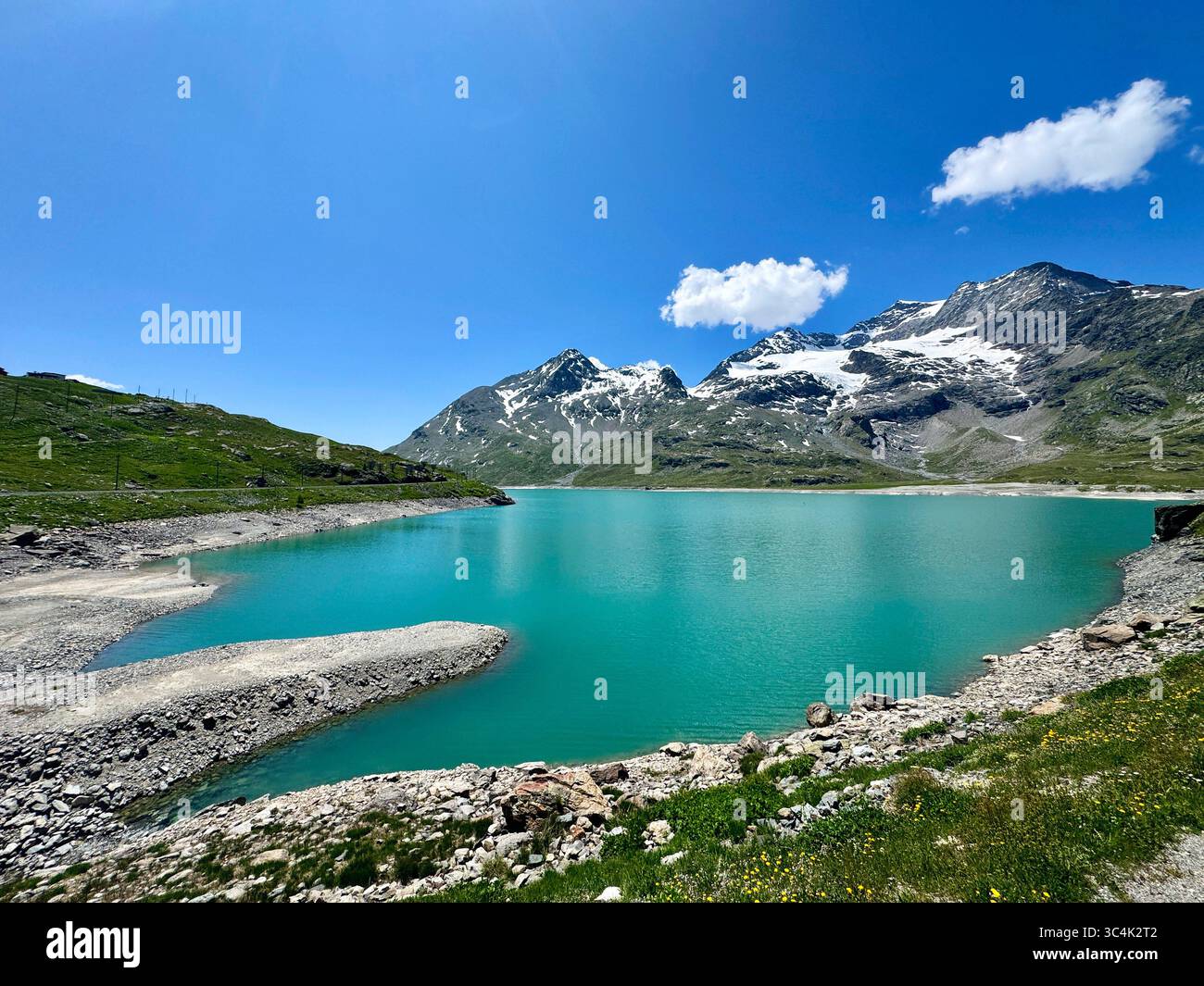 Bernina Express fährt am Lago Bianco entlang, Bernina Pass, Schweiz ...