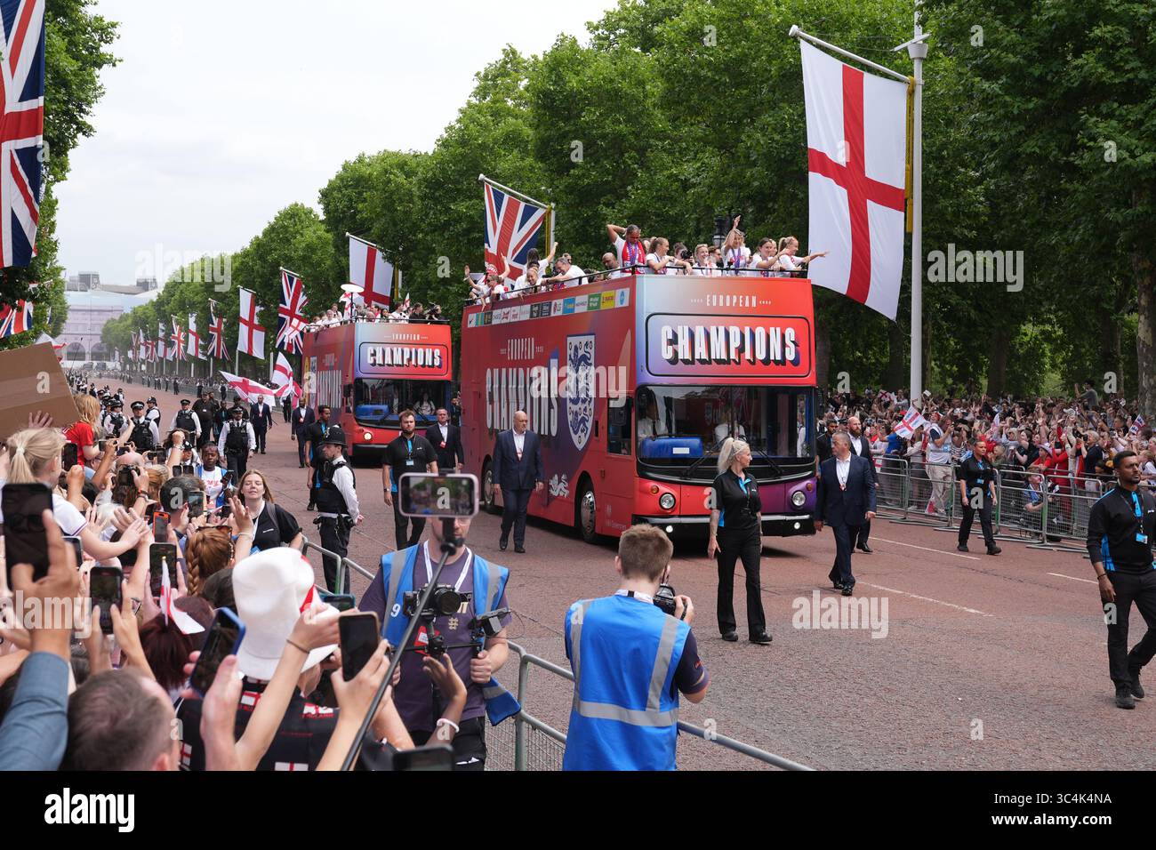 England fans gather on the Mall during a Homecoming Victory Parade in ...