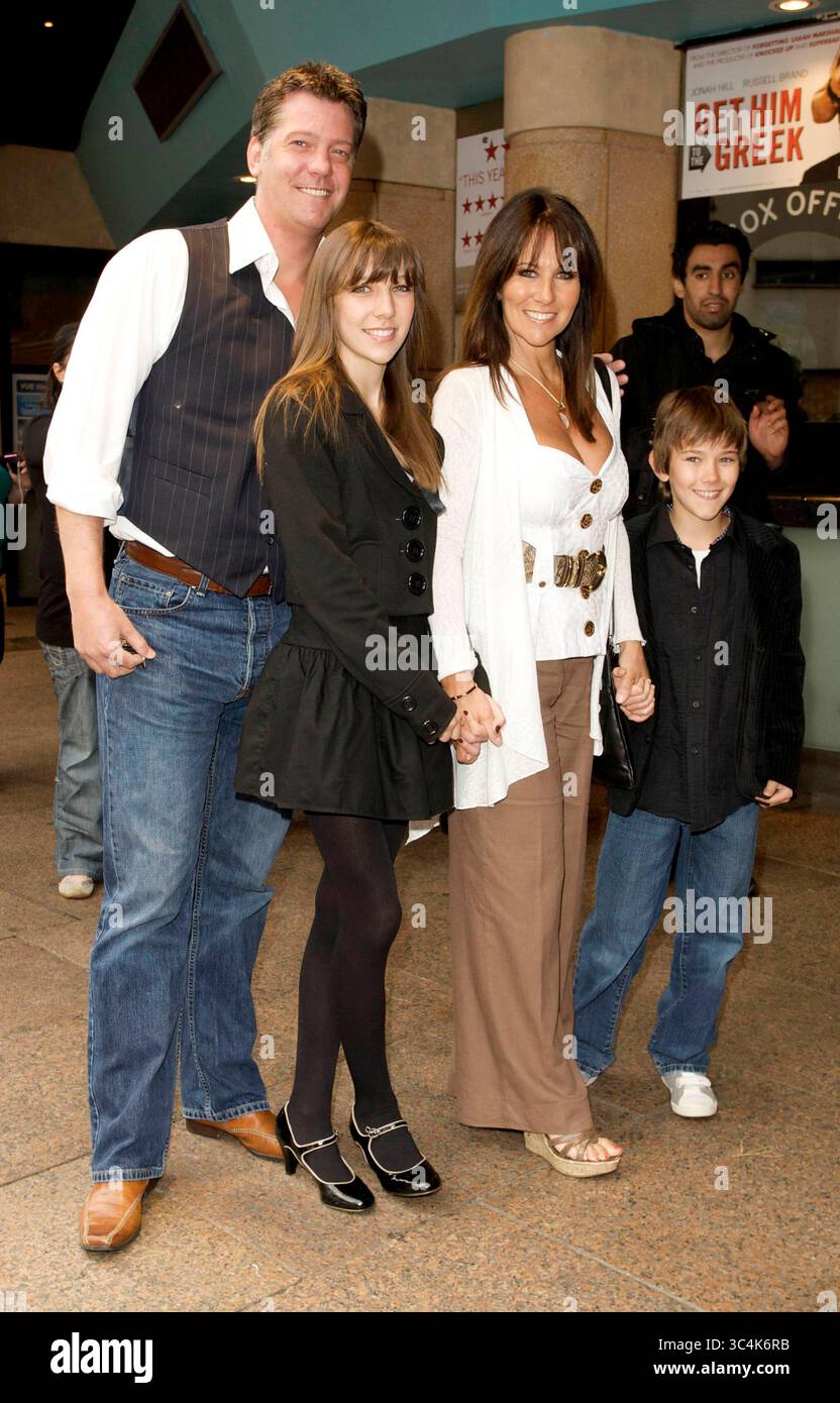 Sam Kane With Linda Lusardi And Family At The Gala Screening Of Shrek sam-kane-with-linda-lusardi-and-family-at-the-gala-screening-of-shrek