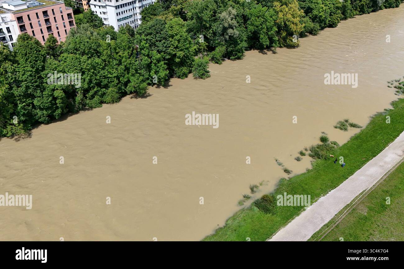 Hier der Blick auf die Isar in München mit erhöhtem Wasserpegel ...