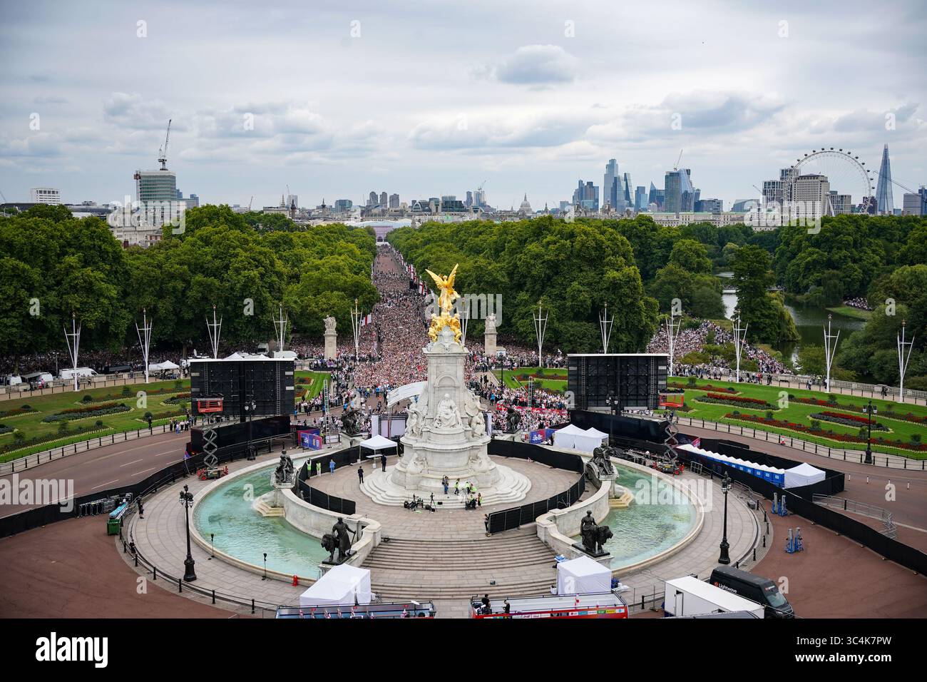 Fans gather during a Homecoming Victory Parade on the Mall, London ...
