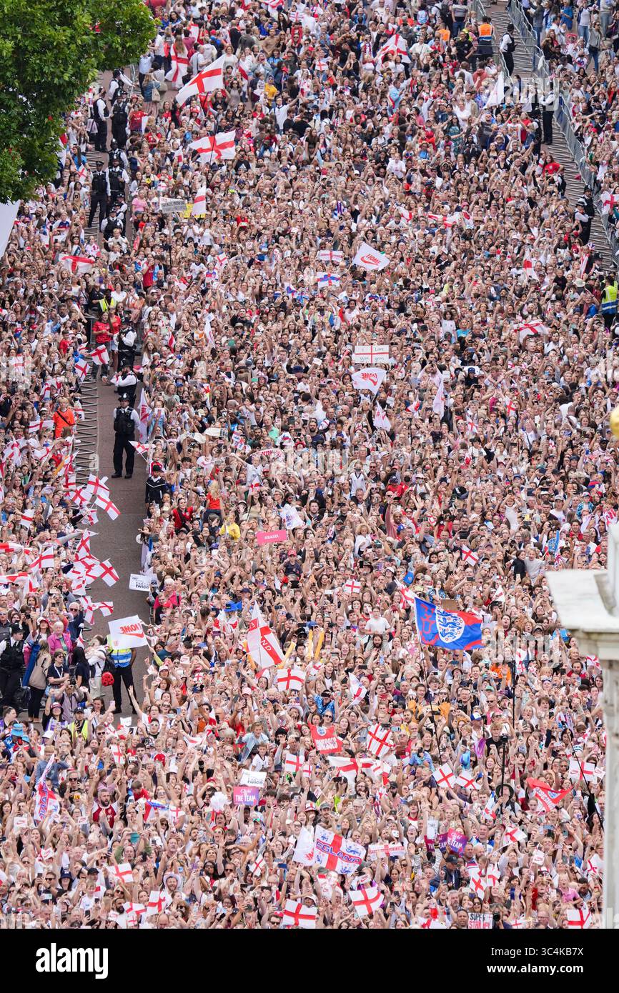 England fans gather on the Mall during a Homecoming Victory Parade ...