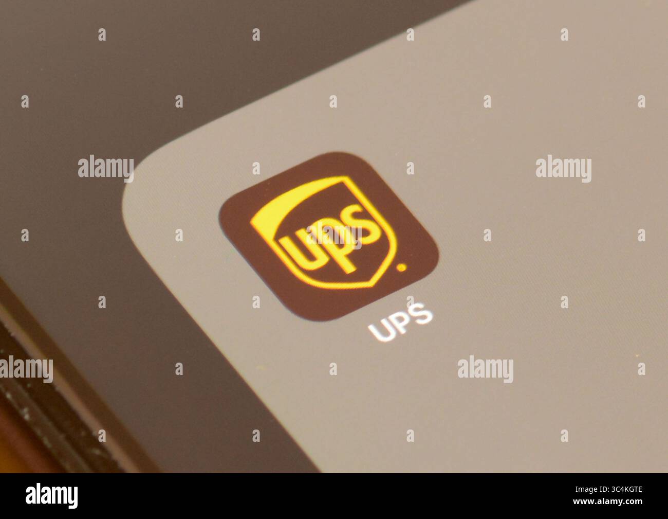 UPS delivery app on smartphone screen Stock Photo - Alamy