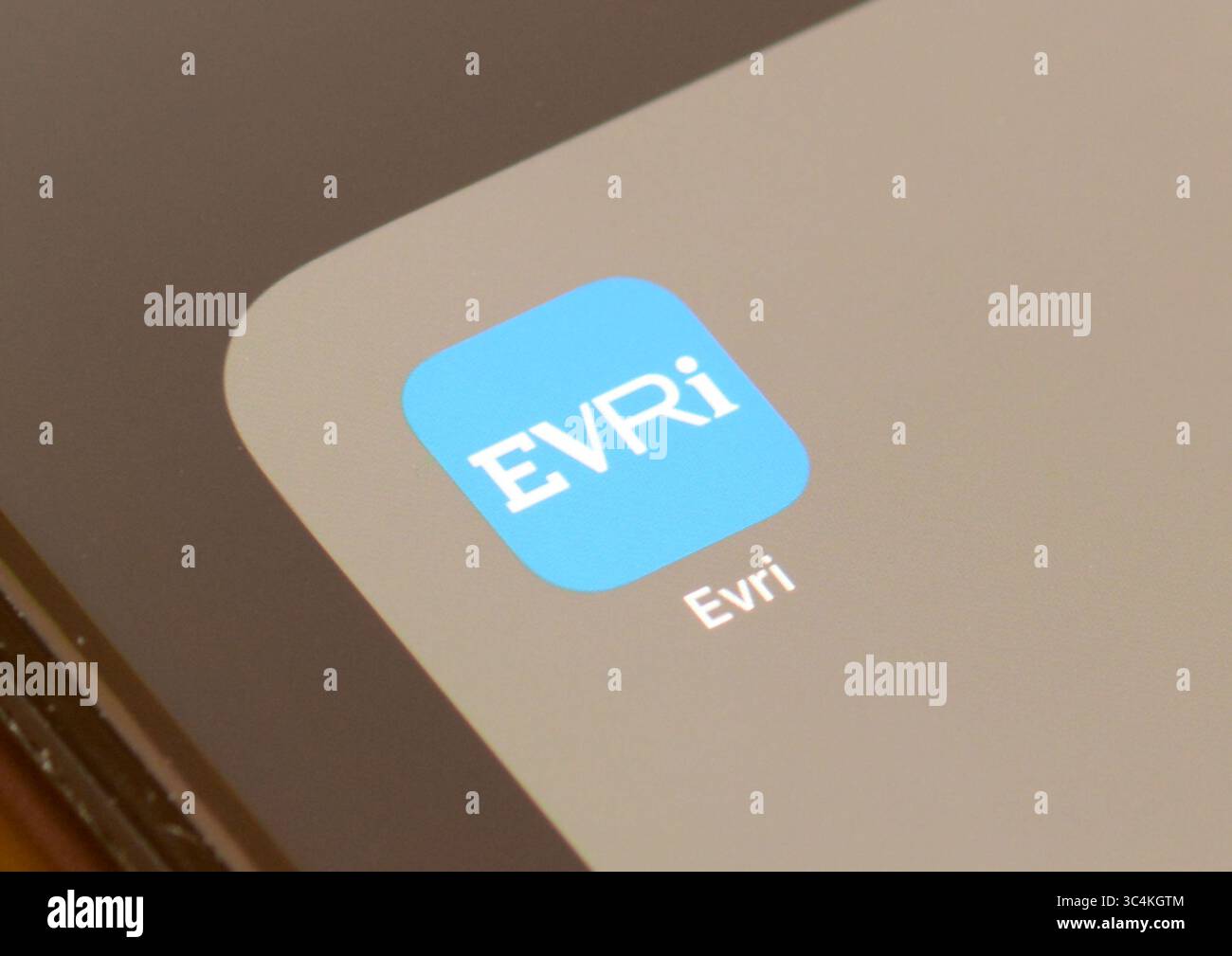 Evri delivery app on smartphone screen hi-res stock photography and ...