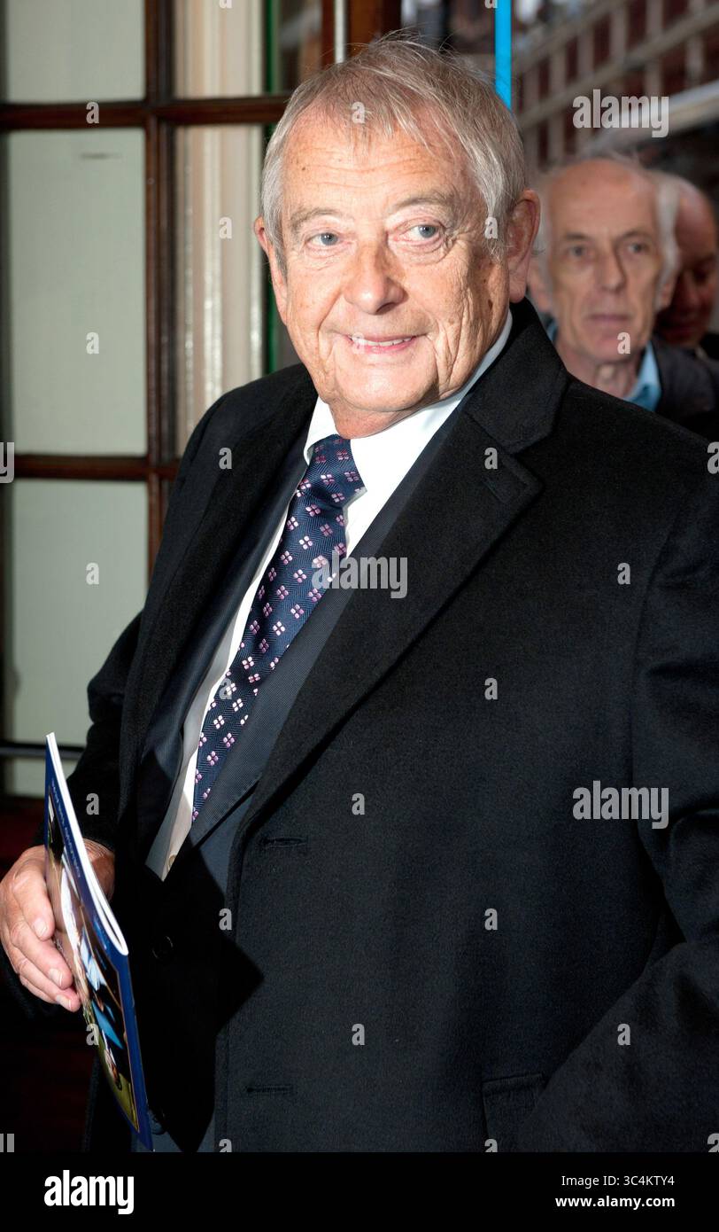Derek fowlds yes prime minister hi-res stock photography and images - Alamy