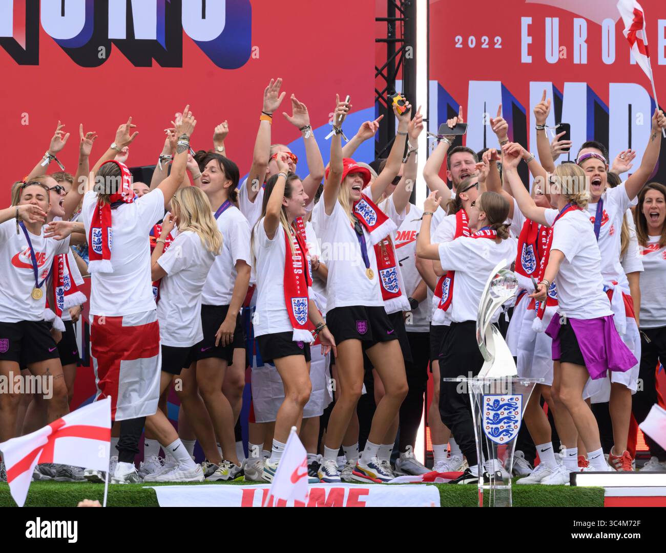 Lioness chloe kelly and lotte wubben moy hi-res stock photography and ...