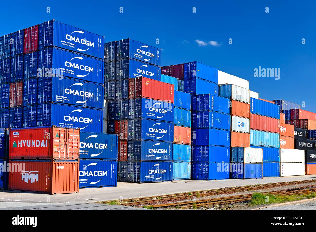 Gestapelte Container im Hamburger Hafen, Deutschland *** Stacked ...
