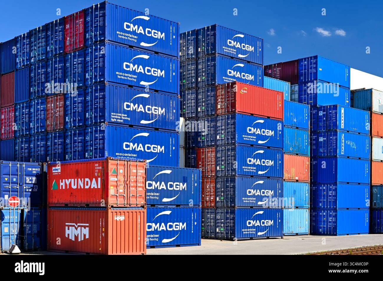 Gestapelte Container im Hamburger Hafen, Deutschland *** Stacked ...