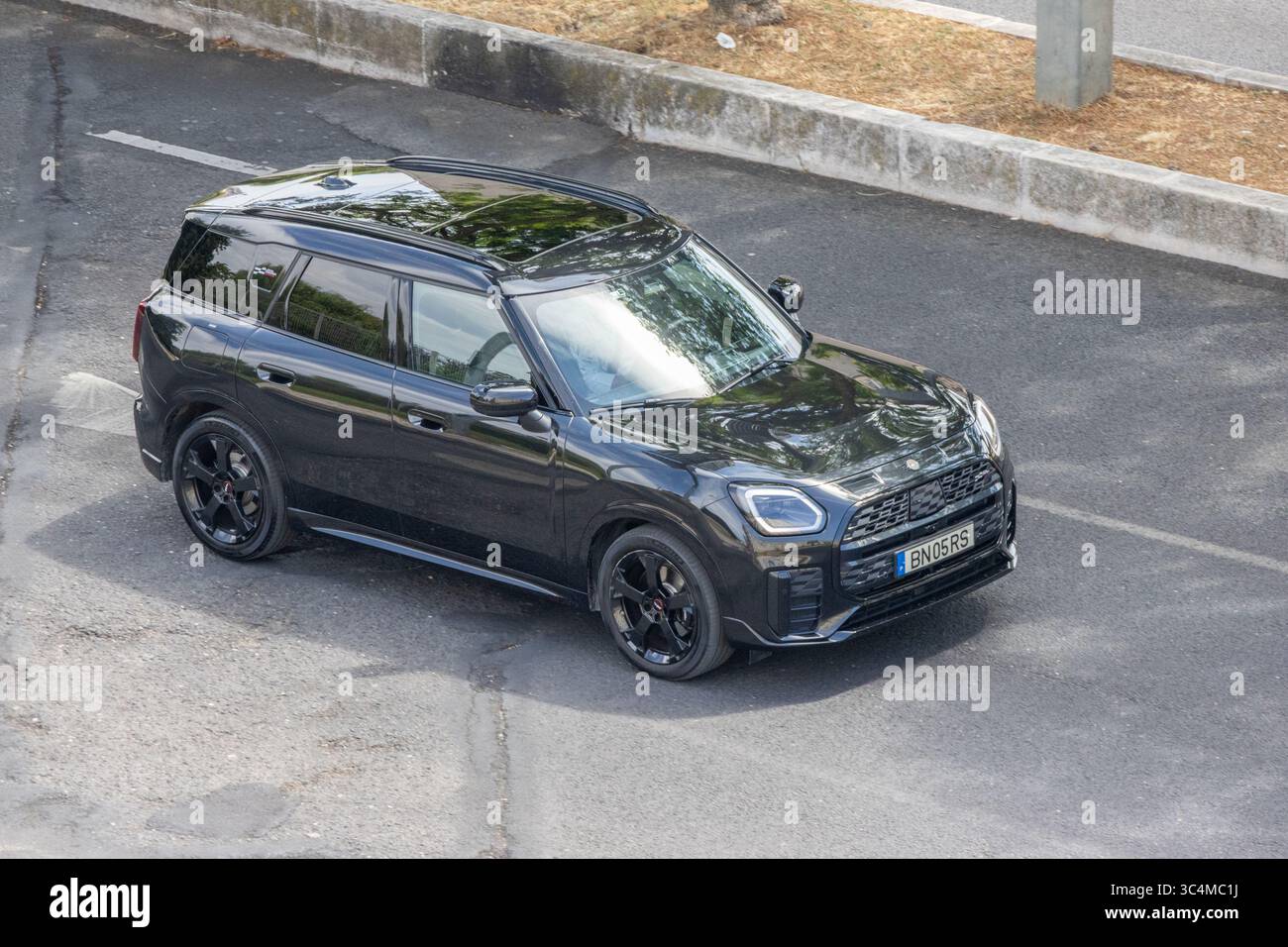 Black suv driving on city hi-res stock photography and images - Alamy