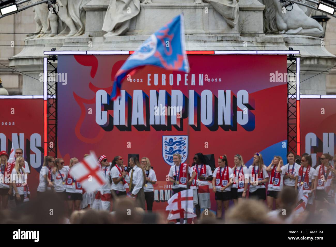 Lionesses england football trophy hi-res stock photography and images ...