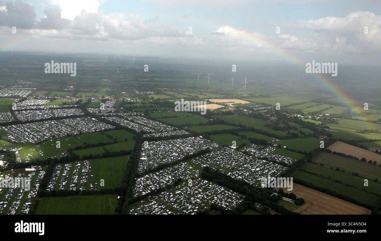 cntv Blick Uebersicht auf das Wacken Festival Gelaende Regenbogen mit ...