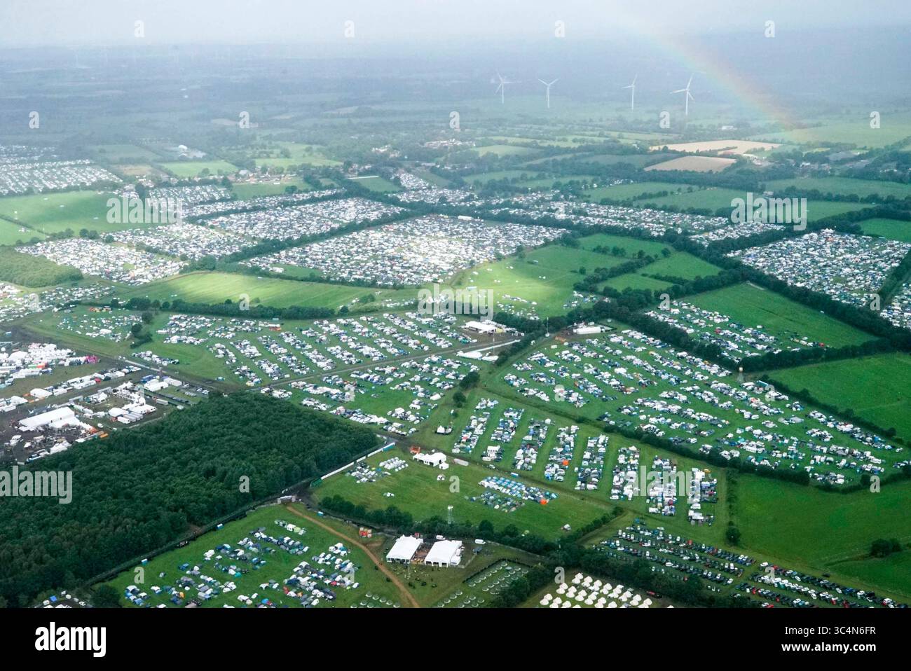 cntv Blick Uebersicht auf das Wacken Festival Gelaende Regenbogen mit ...