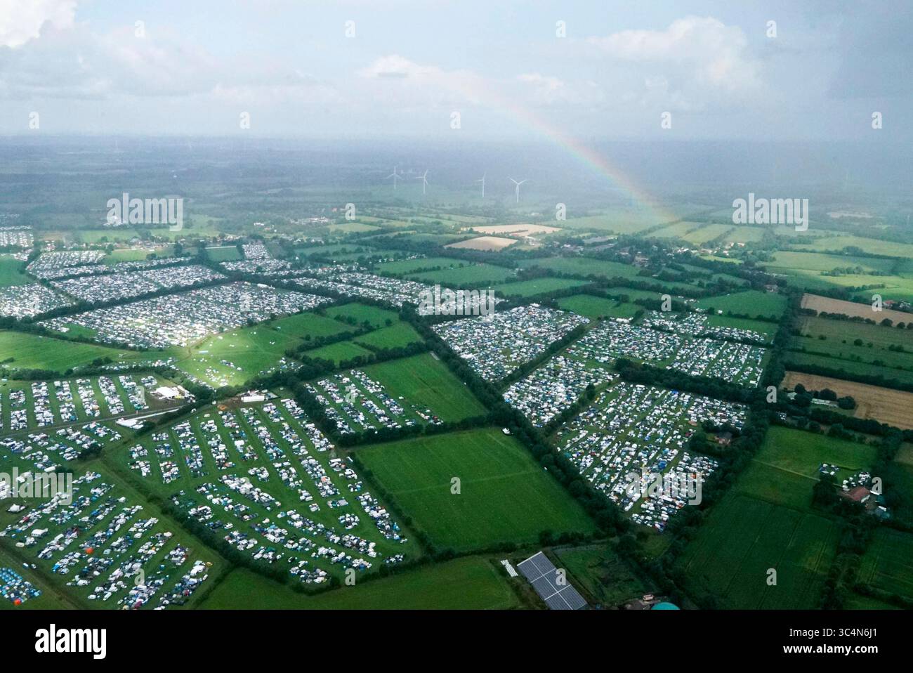 cntv Blick Uebersicht auf das Wacken Festival Gelaende Regenbogen mit ...