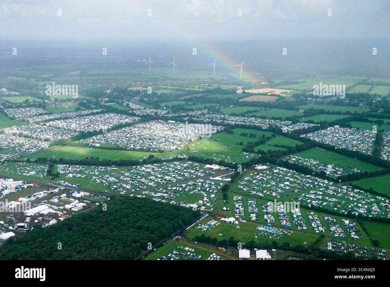 cntv Blick Uebersicht auf das Wacken Festival Gelaende Regenbogen mit ...