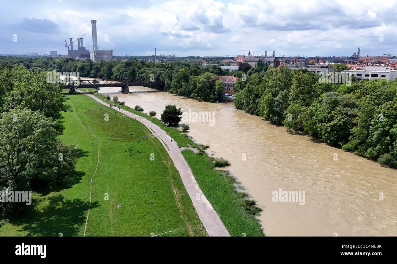 Hier der Blick auf die Isar in München mit erhöhtem Wasserpegel ...