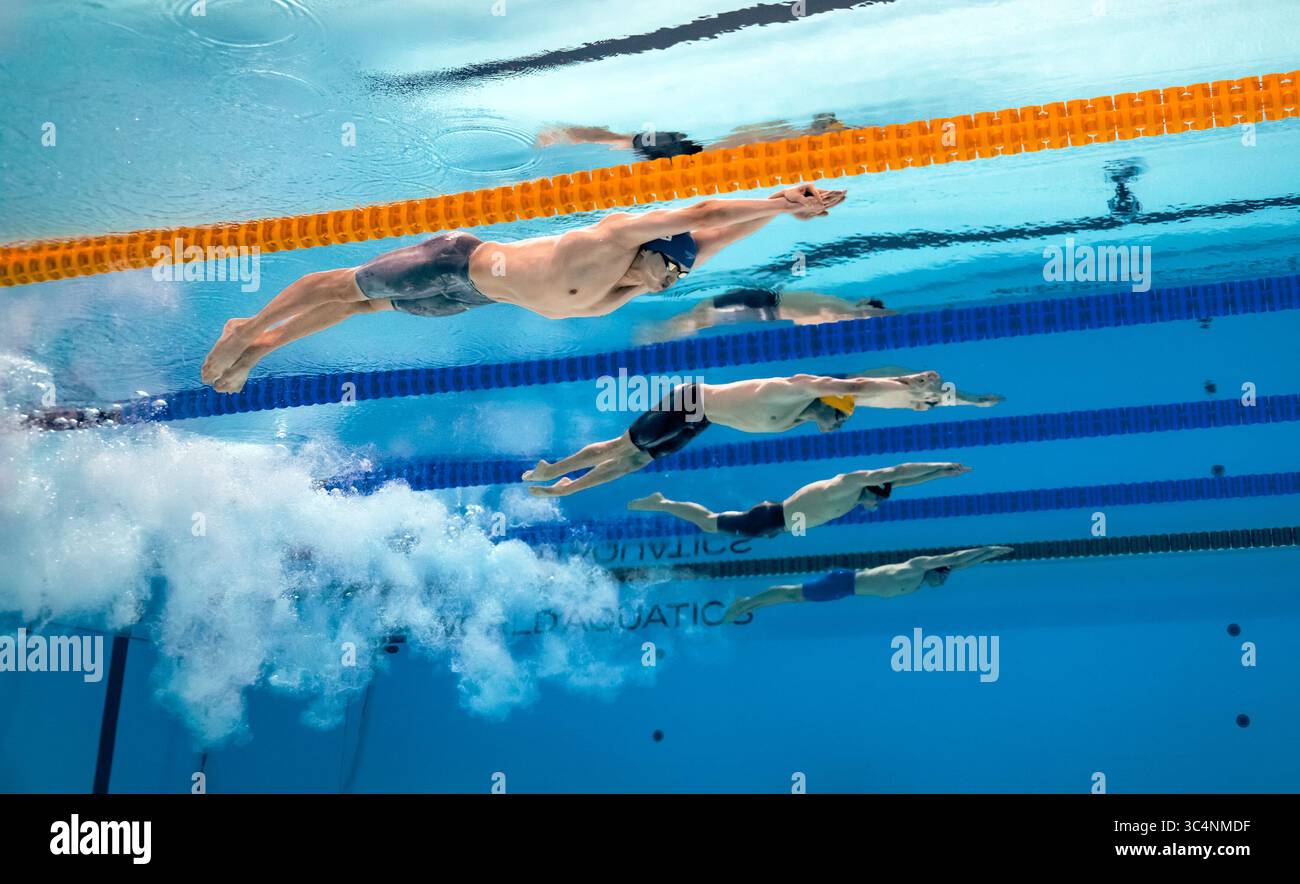 (250729) -- SINGAPORE, July 29, 2025 (Xinhua) -- Chen Juner (top) of ...