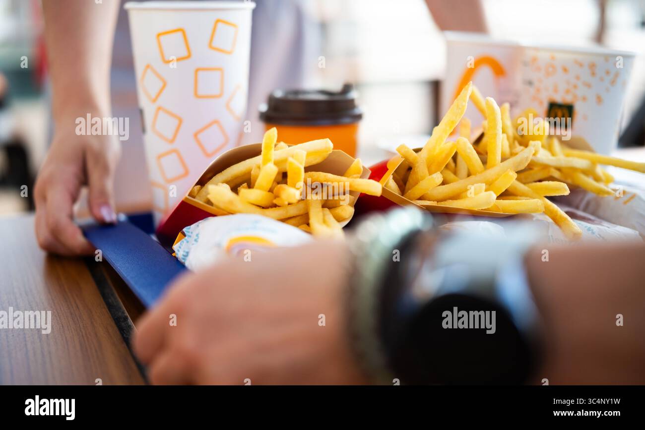 Family eating fast food chain hi-res stock photography and images - Alamy
