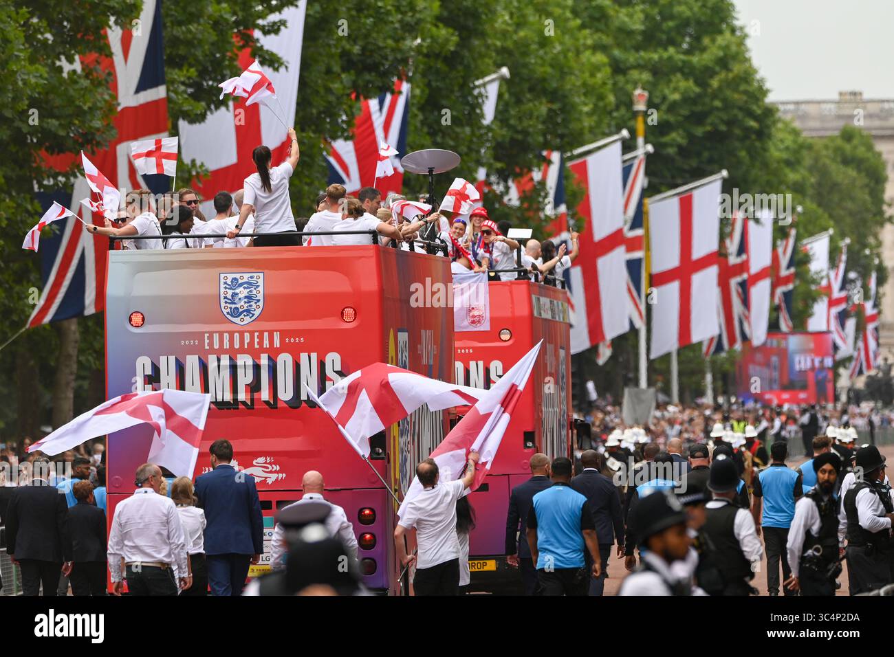 England flag fans lionesses 2025 hi-res stock photography and images ...