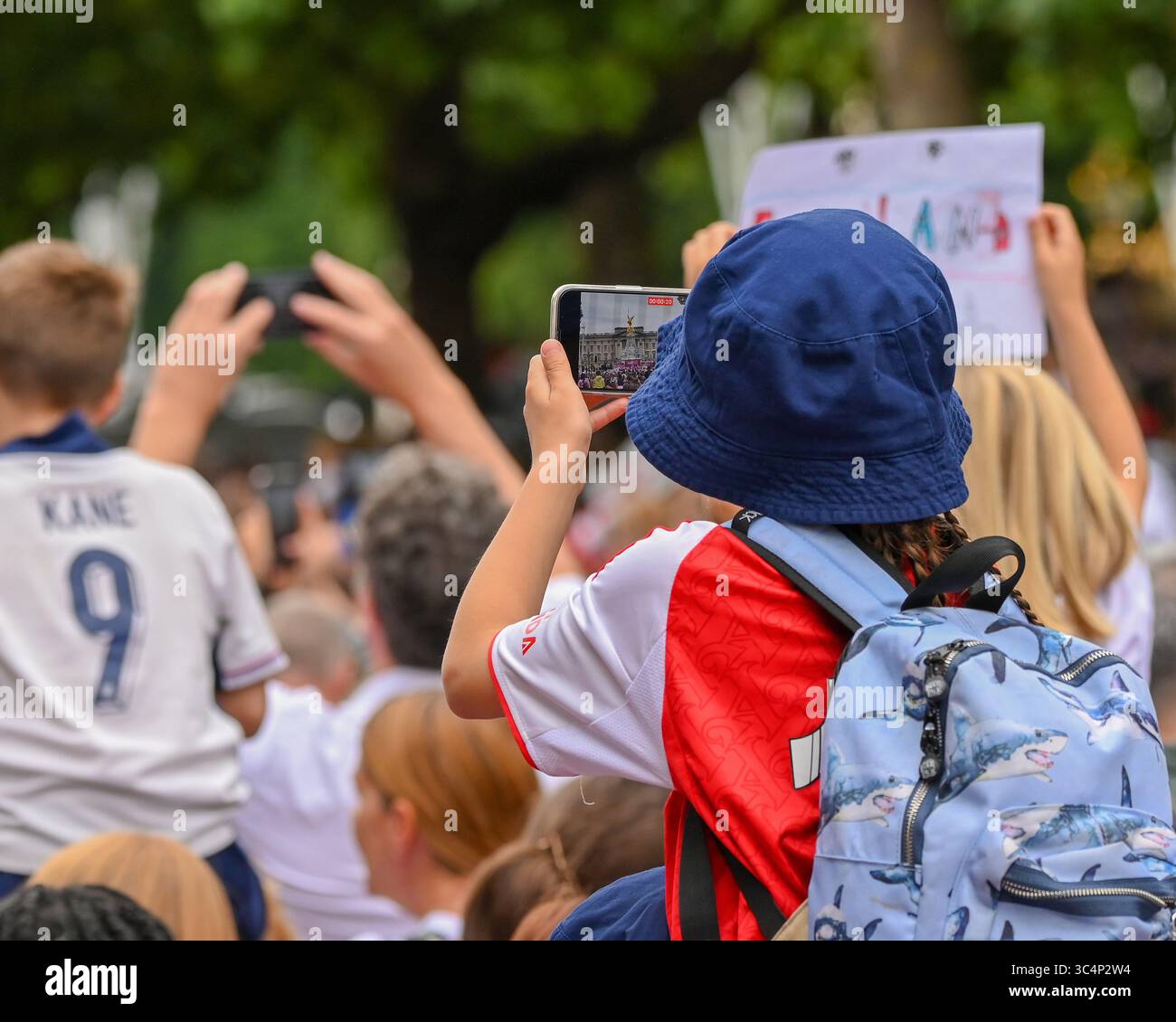 Fans cheering from behind hi-res stock photography and images - Alamy