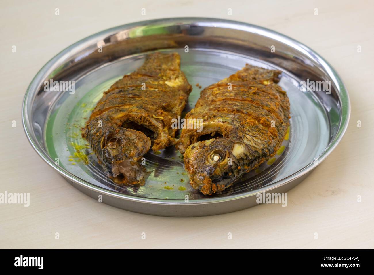 Whole fish perfectly fried hi-res stock photography and images - Alamy