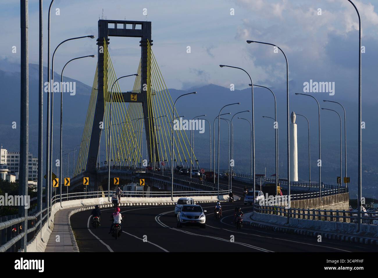 Soekarno Bridge, the bridge that passes over the port of Manado becomes ...