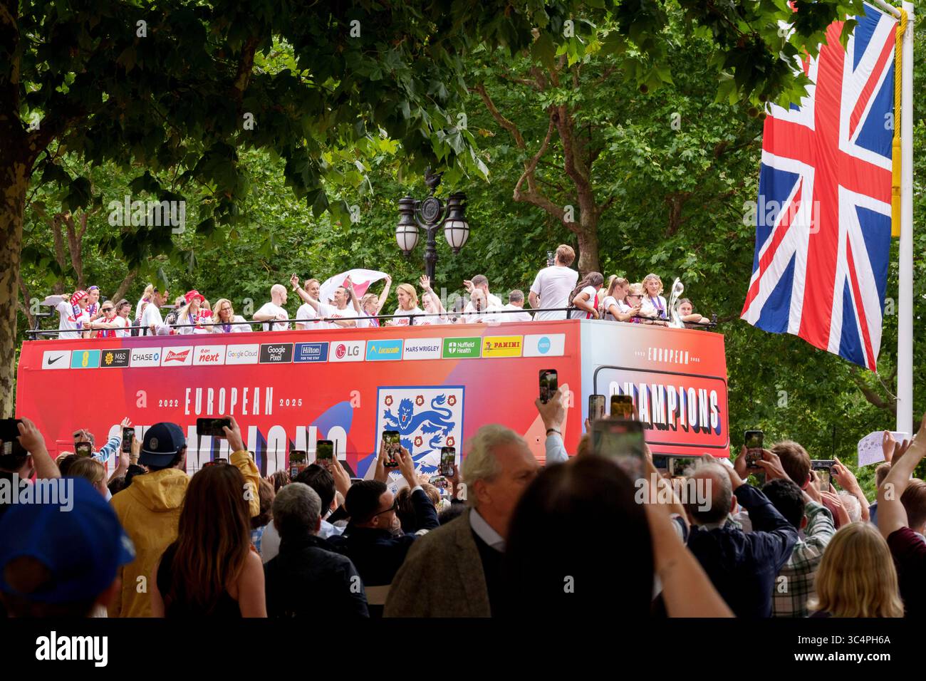 The Lionesses, England's womens' national football team, celebrate ...