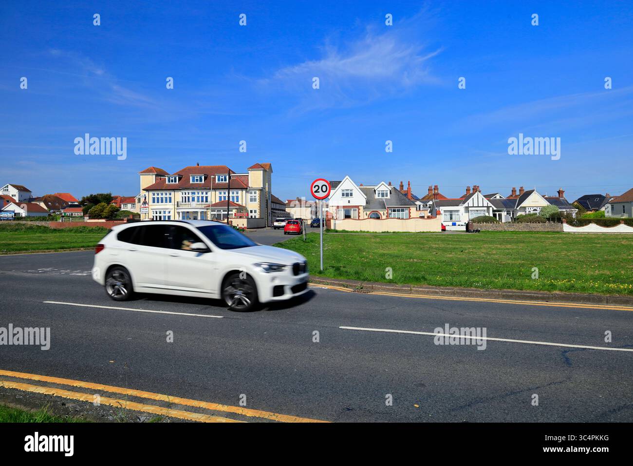 20 mile per hour sign, Porthcawl, South Wales Stock Photo - Alamy