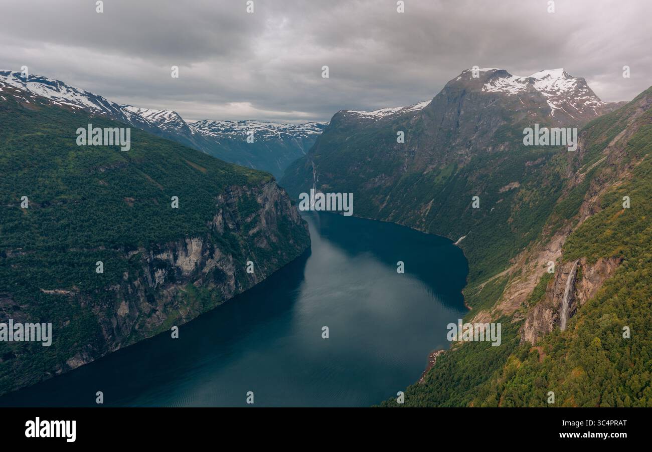 Towering peaks crowned hi-res stock photography and images - Alamy
